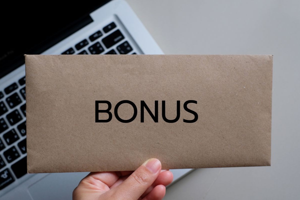 Bonus Pay in Canada: Employee Rights & Legal Rules - Samfiru Tumarkin LLP
